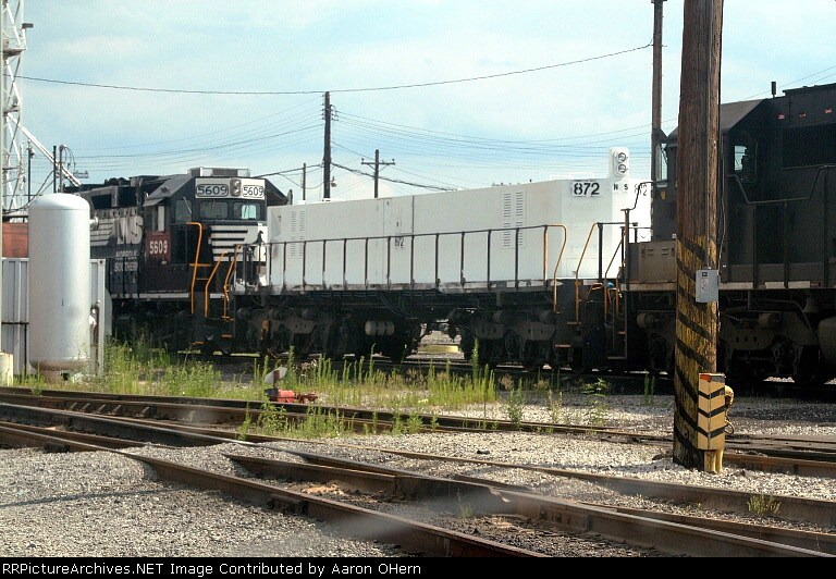 NS 872